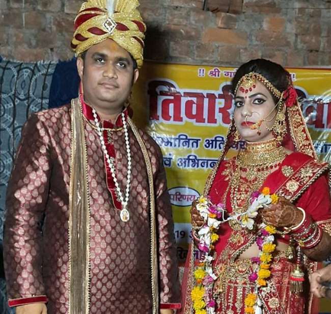 सपने में न सोची होगी ऐसी शादी, सैनिटाइजर से बरातियों का स्वागत, माला की ...