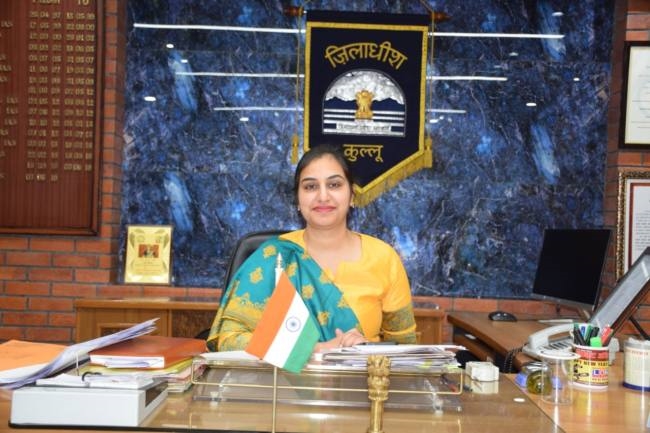 ढाई साल के बेटे को घर पर अकेला छोड़कर निभाया फर्ज - DC Kullu work ...