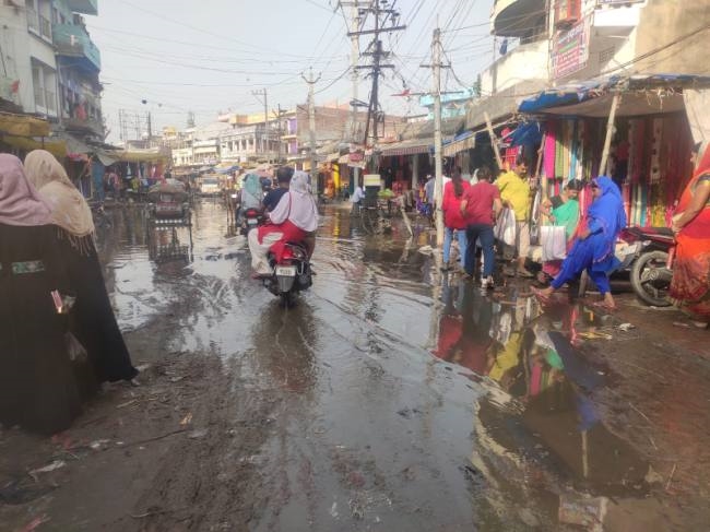 सारण के सरकारी बाजार तिनकोनिया में सड़क पर बह रहा है नाले का गंदा पानी ...