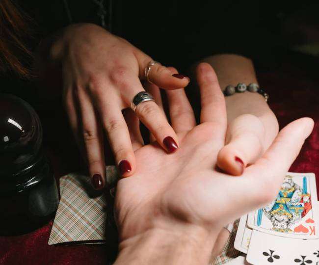 Palmistry: हथेली में मौजूद ये रेखाएं बताती हैं आपकी आयु, जानिए कैसे ...