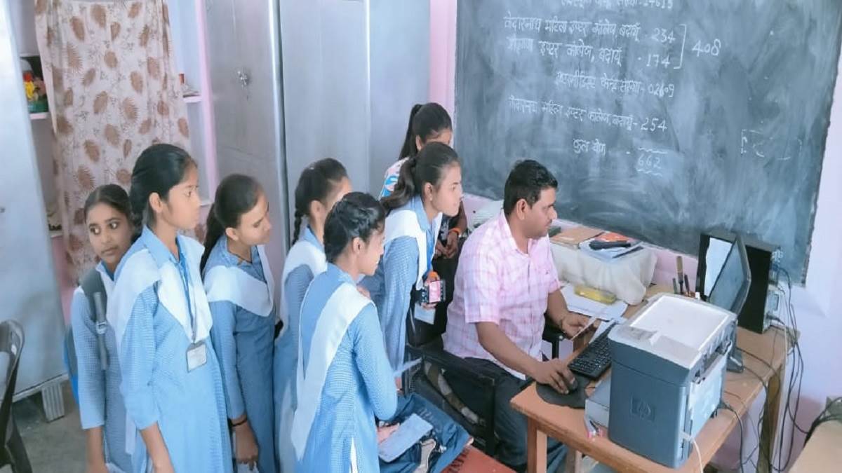 Etah Toppers UP Board Result: एटा की आभा ने यूपी टॉपर्स में बनाई जगह ...