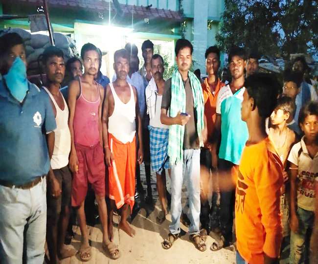 राशन डीलर के सील गोदाम से अनाज शिफ्ट कराने के दौरान ग्रामीणों ने ...