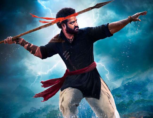 RRR Movie: आंखों में अंगारे और हाथ में भाला... NTR जूनियर के जन्मदिन पर ...