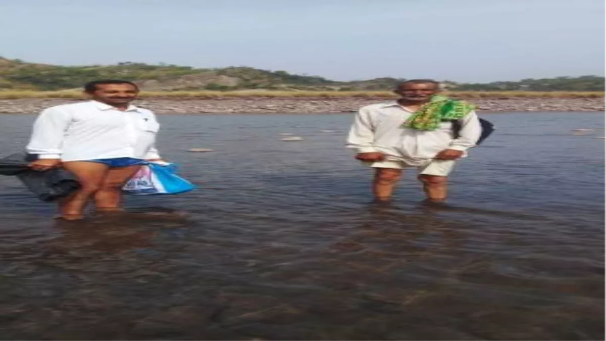 ...तो क्या इस साल भी बरसात में उज्ज दरिया लीलेगी ग्रामीणों की जिंदगी ...