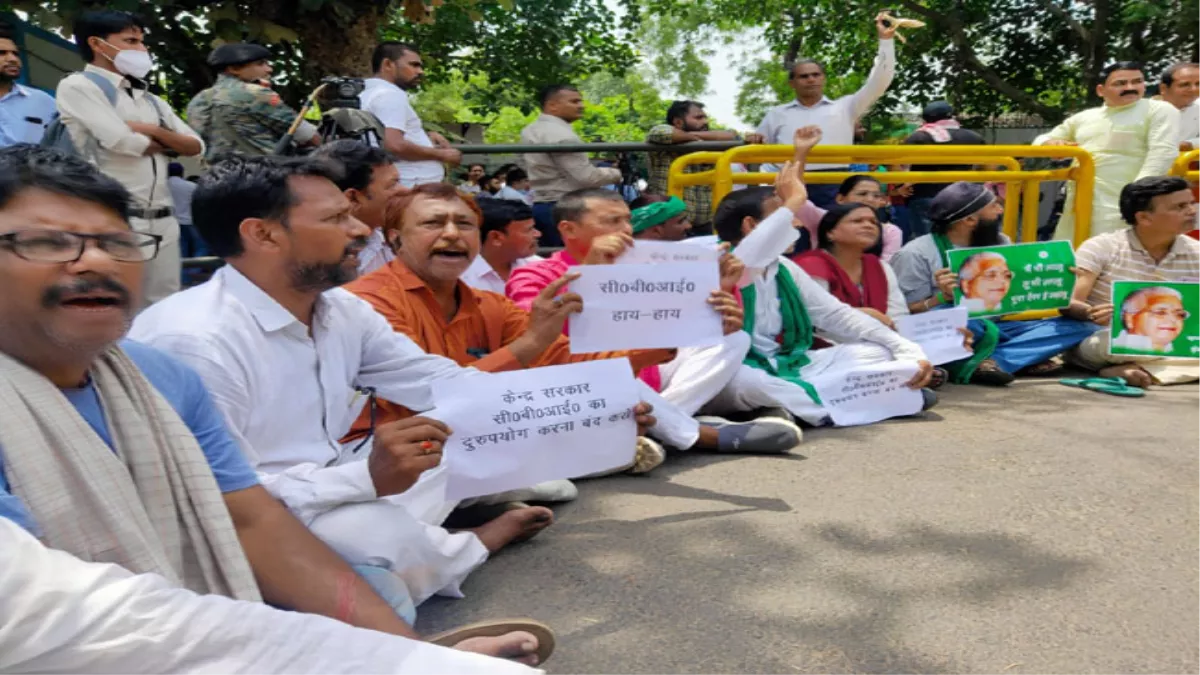 छापेमारी के विरोध में सड़क पर उतरे राजद कार्यकर्ता, राबड़ी आवास के बाहर ...