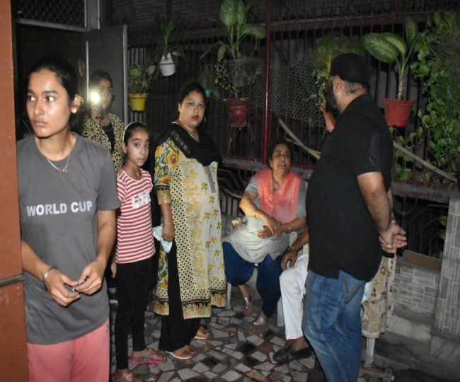 मेरठ में नय्यर क्लाथ हाउस की दूसरी मंजिल पर लगी आग, लाखों रुपये का ...