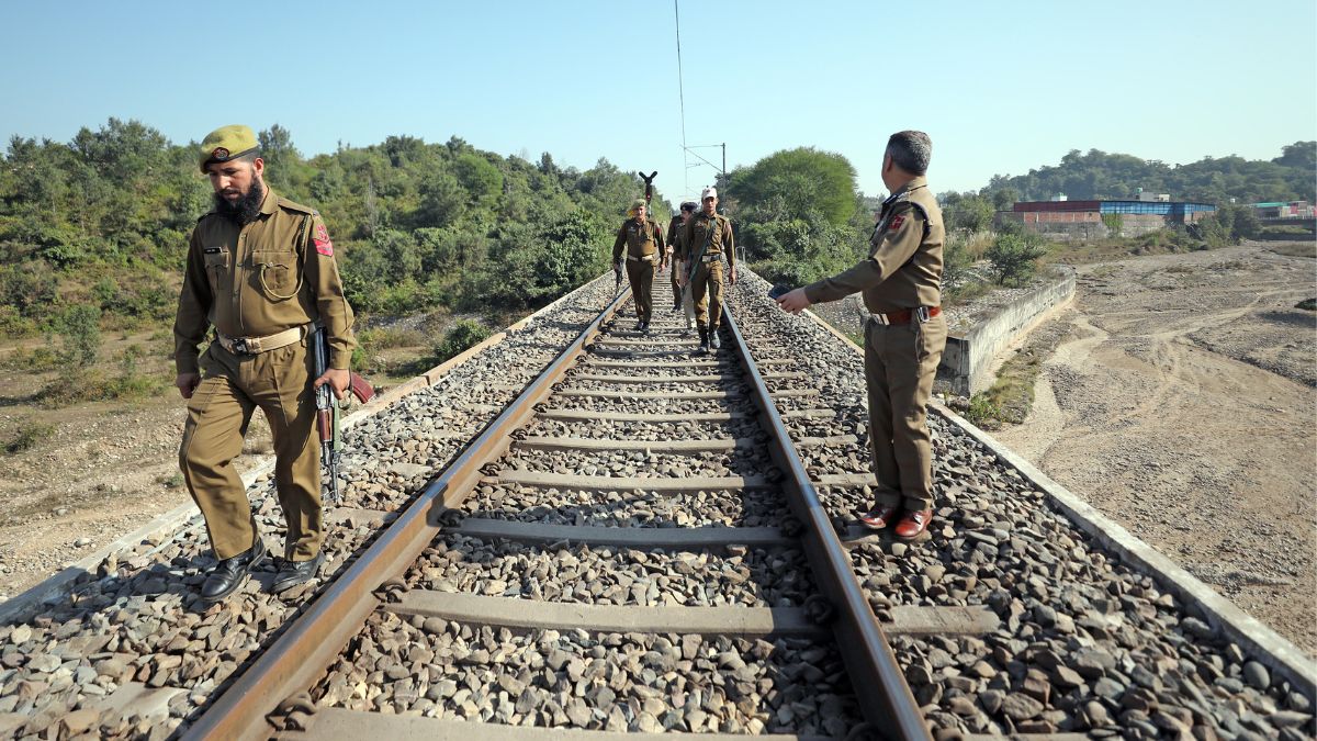 Indian Railway: ट्रेन में सफर करते समय गिर जाए पर्स या फोन तो तुरंत करें ये काम, मिल जाएगा आपका ...