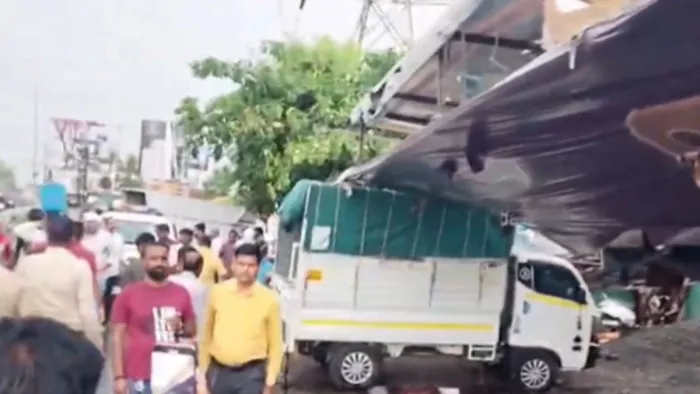 Pune Hoarding Collapse: मुंबई के बाद पुणे में तेज हवाओं से गिरा होर्डिंग, घोड़ा हुआ घायल; इलाज ...