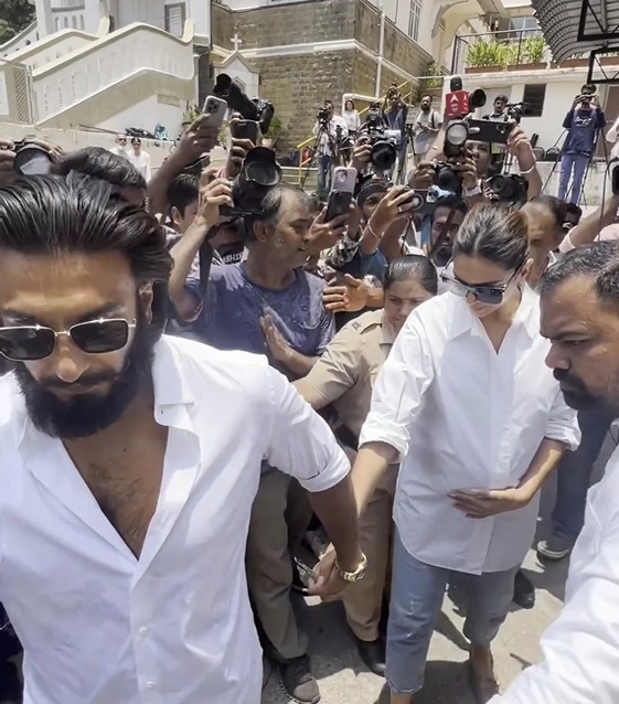 Lok Sabha 2024: बेबी बंप को संभालते दिखीं Deepika Padukone, भीड़ के बीच ...