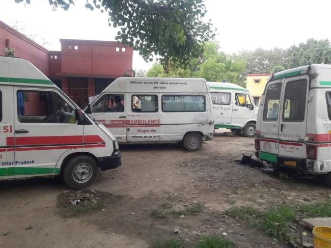 नाराज एंबुलेंस स्टाफ ने खड़ी कर दी गाड़ियां