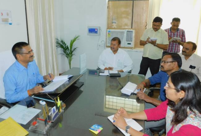 लंबित मुकदमों पर प्रमुख सचिव ने लगाई अफसरों की क्लास - Class in the ...