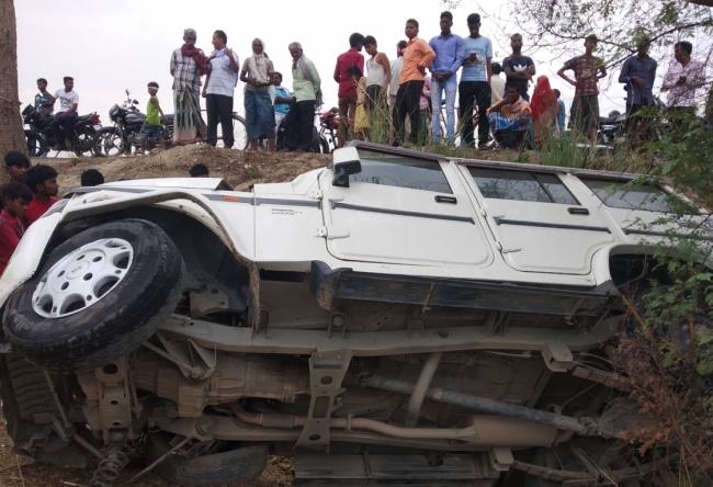 बरात से लौट रही बोलेरो खाई में पलटी, छह घायल