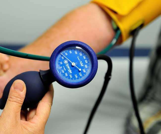 Heart attack in train : महामना एक्सप्रेस में इंजीनियर की मौत, हापुड़ से ...