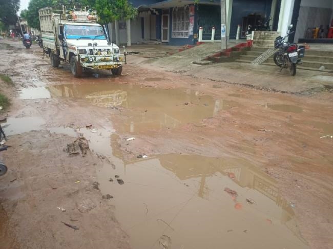 बरसात से बिगड़ गई गोटवा क्षेत्र के सड़कों की दशा - The condition of the ...