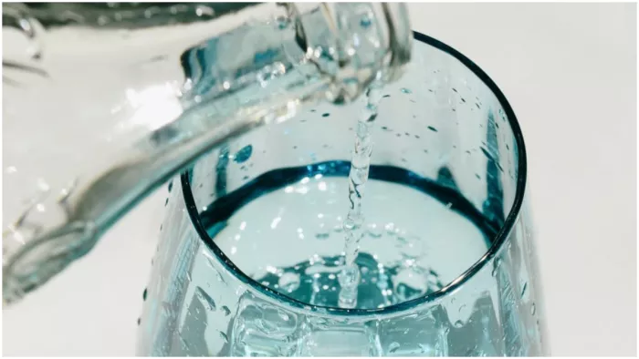 Cold Water Side Effects: अगर आप भी गर्मियों में पीते हैं फ्रिज का ठंडा ...