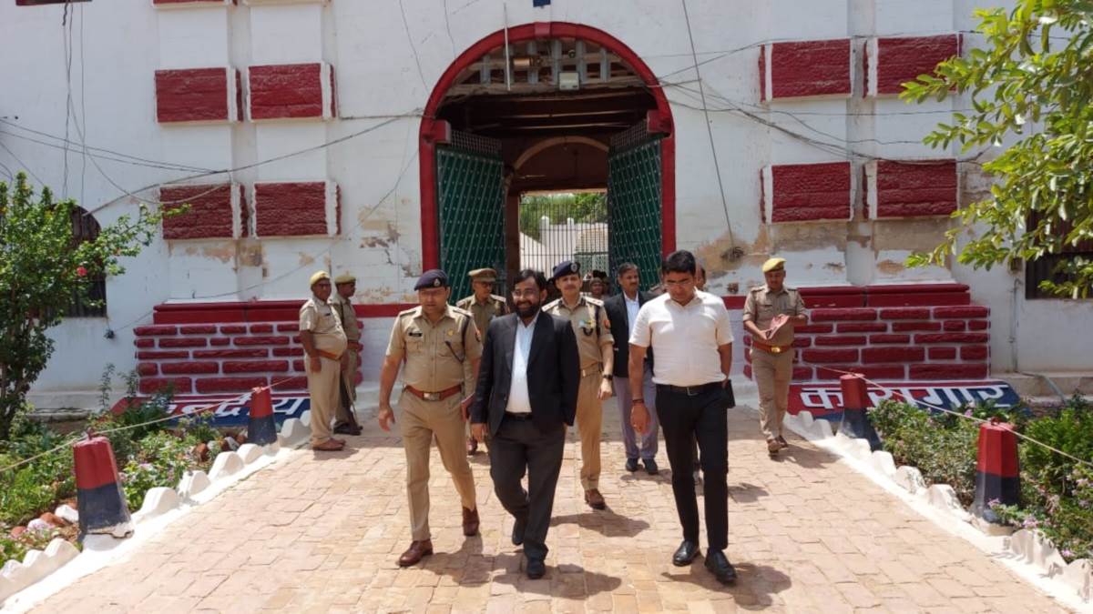 नैनी सेंट्रल जेल का जिला जज संग डीएम व एसएसपी ने किया निरीक्षण, बंदी ...