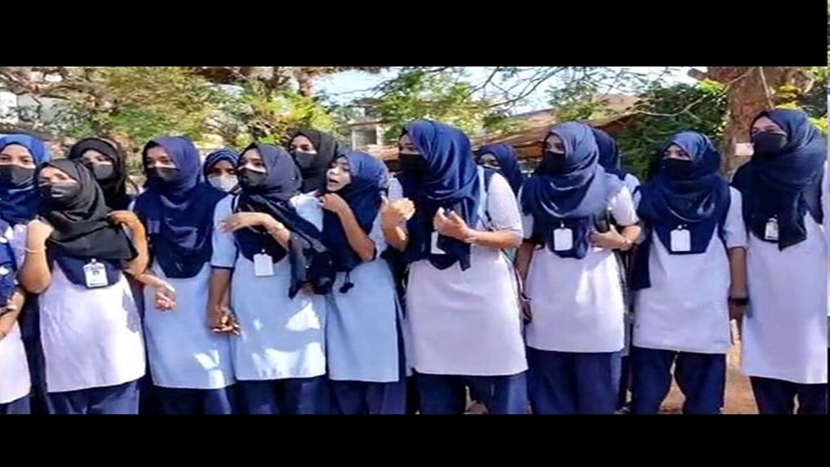 Karnataka Hijab Row: हिजाब को लेकर 5 छात्राओं ने फिर किया विरोध, कालेज से ट्रांसफर सर्टिफिकेट ...