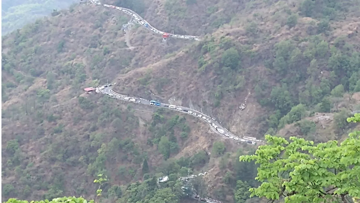 मलबा आने से Mussoorie Highway बंद, बाधित हुआ यातायात, लगा कई किमी लंबा ...