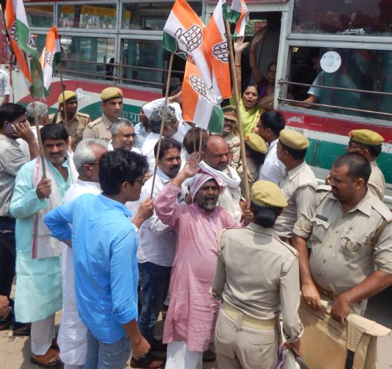 चुनार की राह पकड़े कांग्रेसियों के लिए रोड़ा बनी पुलिस