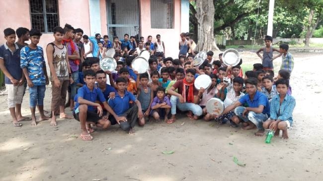 मेन्यू के अनुसार नाश्ता नहीं देख भड़के छात्र किया हंगामा