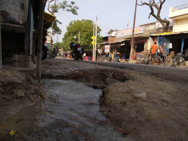 पाइप लाइन लिकेज से हजारों लीटर पानी हो रहा बर्बाद