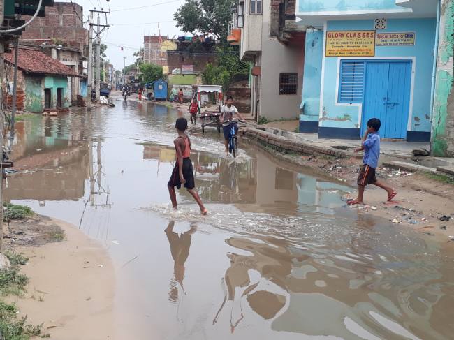 मुख्य सड़क चकाचक, मोहल्ले में पसरी है गंदगी