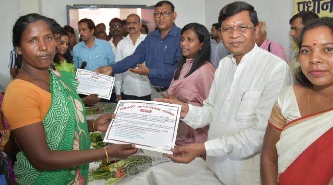 हर गरीब को घर देने को लेकर सरकार प्रतिबद्ध