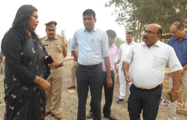 जिलाधिकारी ने कहा-भैंसी कट पर रोड़ी हटवा सड़क बनाएं - dm order to ...