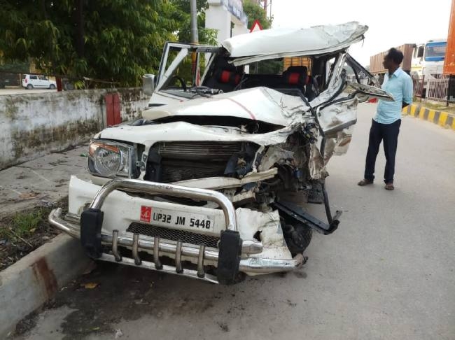 ट्रक से भिड़ी बोलेरो, दो की मौत, तीन घायल