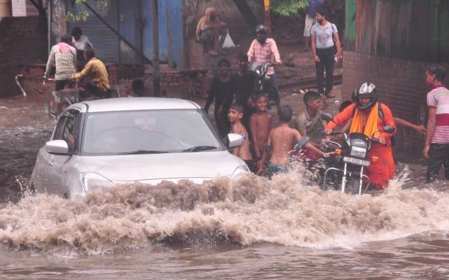 पहली ही बारिश में टापू बना शहर, सड़कें धंसी - पहली ही बारिश में टापू ...