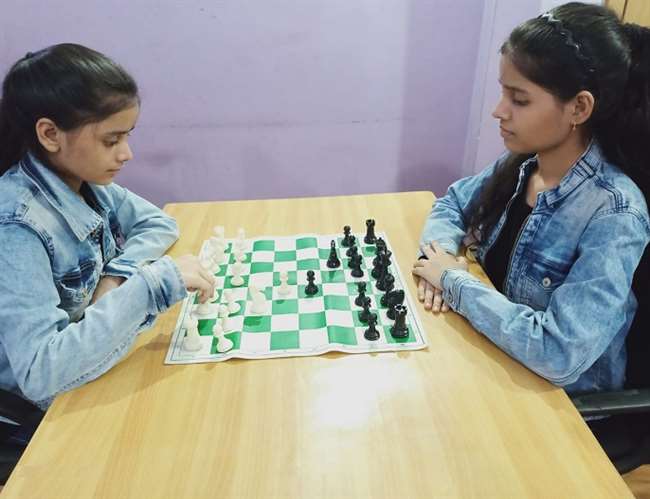 World Chess Day: कानपुर की दो बहनें बेमिसाल, छोटी सी उम्र में शय और मात ...