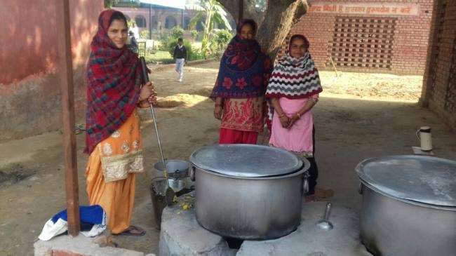 मिड-डे-मील वर्कर्स को किया जाए सरकारी कर्मचारी घोषित, मुख्यमंत्री को ...