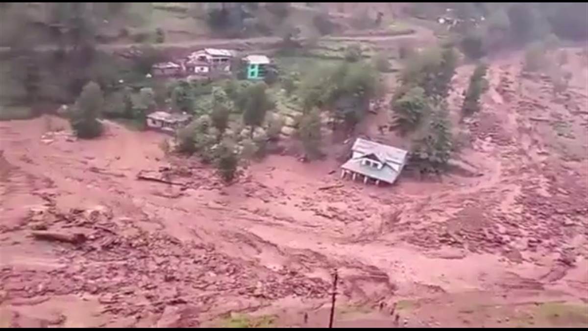 Cloudburst In Doda : डोडा के गांव कहारा में बारिश का कहर, बादल फटने से कई रिहायशी मकान, दुकानें ...