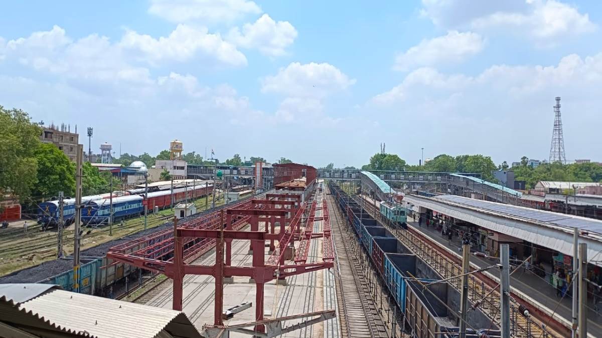 प्रयागराज रेलवे जंक्‍शन पर स्काई वाक बनेगा, पढ़ें खबर और जानें ...