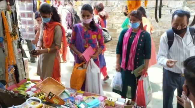 मंदिरों में नहीं घरों में महिलाएं करेंगी तीज व्रत - Women will perform ...