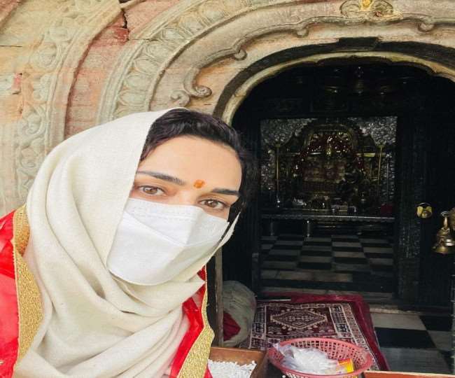 प्रीति जिंटा ने शिमला में माता हाटकोटी के किए दर्शन यह लगाए जा रहे कयास ...