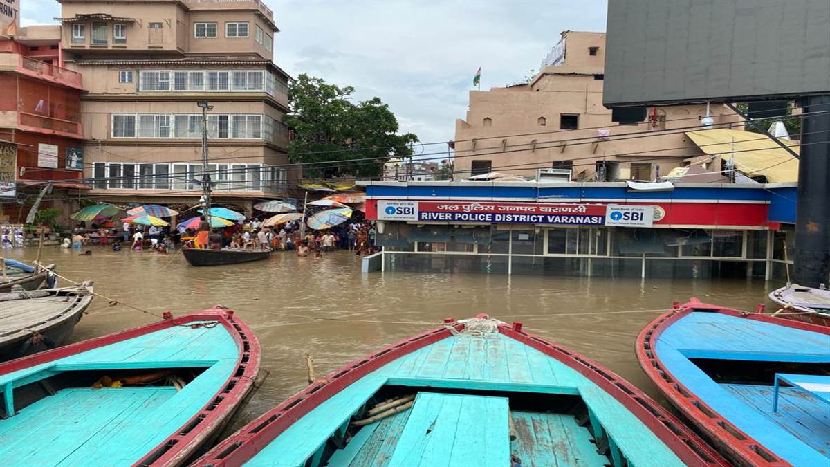 Flood In Varanasi City : गंगा का जलस्‍तर बढ़ाव की ओर, तटवर्ती इलाकों ...