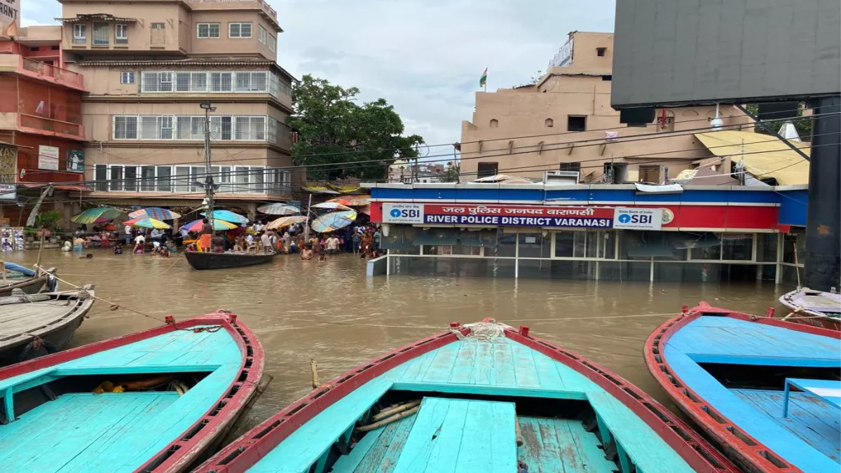 Flood In Varanasi City : गंगा का जलस्‍तर बढ़ाव की ओर, तटवर्ती इलाकों ...