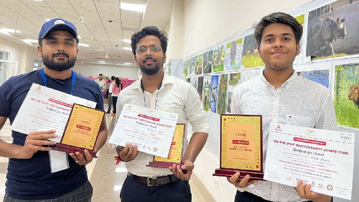 Photography प्रतियोगिता में अव्वल प्रतिभागियों को GDA उपाध्यक्ष ने किया ...