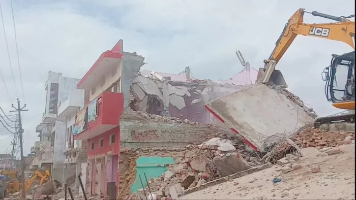 Bulldozer Action in UP: 10 घंटे में ढहाए 25 मकान, अवैध कब्‍जे के खि‍लाफ ...
