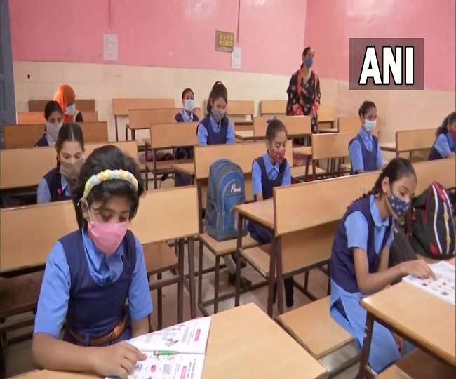 MP School Re-Open : 50 फीसद क्षमता के साथ खोेले गए कक्षा 1 से 5 तक के ...
