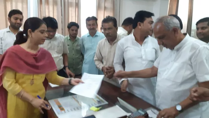 Shamli News: शामली में नगर पालिका परिषद चेयरपर्सन और 17 सभासदों ने दिया ...