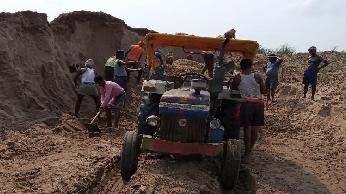अवैध खनन की शिकायत पर बिहार में 10वीं के छात्र को बना दिया बालू तस्कर ...