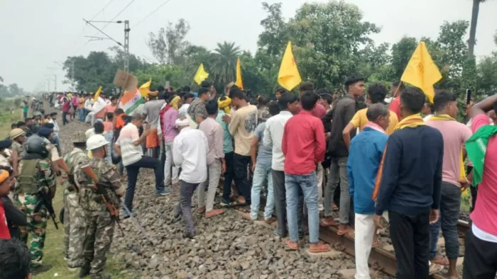 Kurmi Tribe Protest: कुड़मि आंदोलनकारियों ने रोक दिया ट्रेनों का पहिया ...
