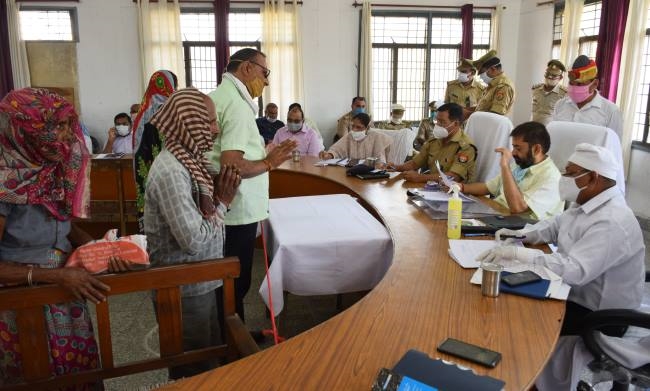 उत्पीड़न से परेशान महिला डीएम के सामने फूट-फूटकर रोई - Woman harassed ...