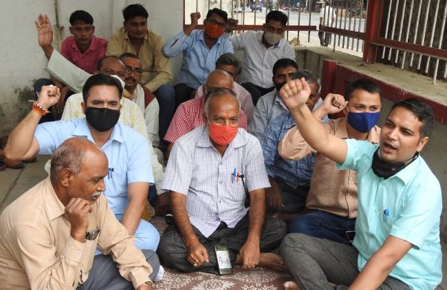 बोनस घोषित न होने से नाराज डाक कर्मियों ने किया प्रदर्शन - Angry postal ...