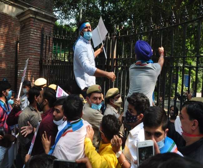 NSUI Protest: डीयू में छात्र समाज कोष से फंड कटौती के खिलाफ एनएसयूआइ का ...