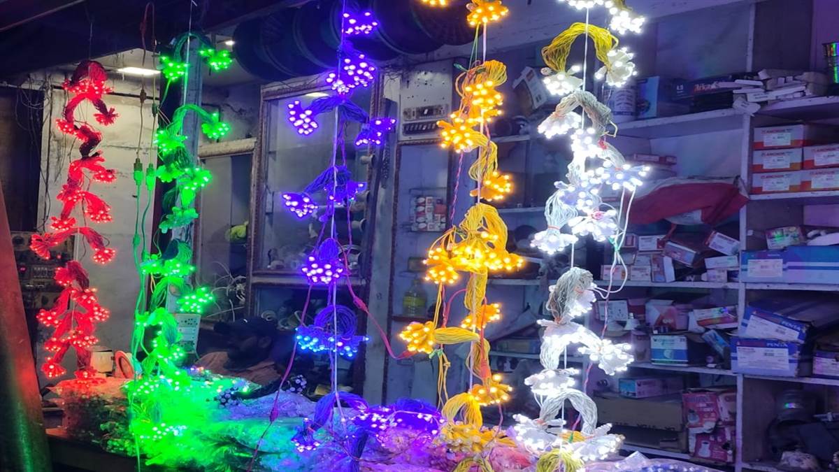 Bahraich News: इस दीपावली पर चीनी सामानों की छुट्टी, बाजार में धूम मचा ...