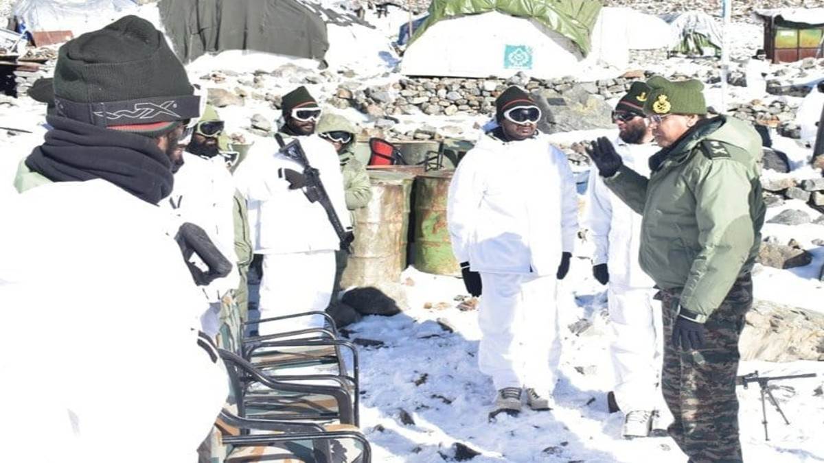 Snowfall In Ladakh : लद्दाख में सर्दियों की चुनौतियों का सामना करने को ...