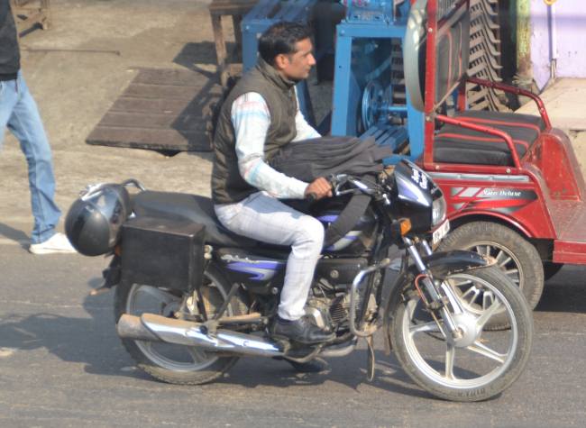 बिना हेलमेट कान पर मोबाइल जागरूकता अभियान की उड़ रहीं धज्जियां ...